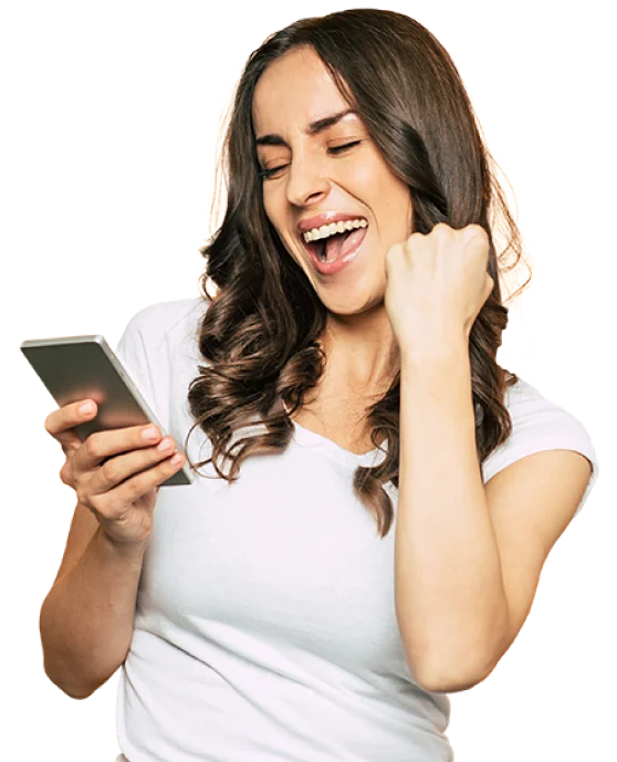 mujer celebrando con smartphone en mano